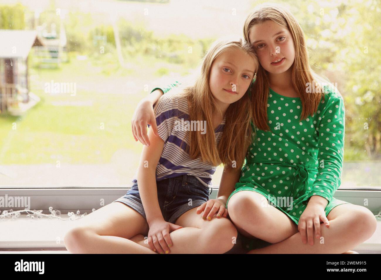 Two teen girls side by side hi-res stock photography and images - Alamy