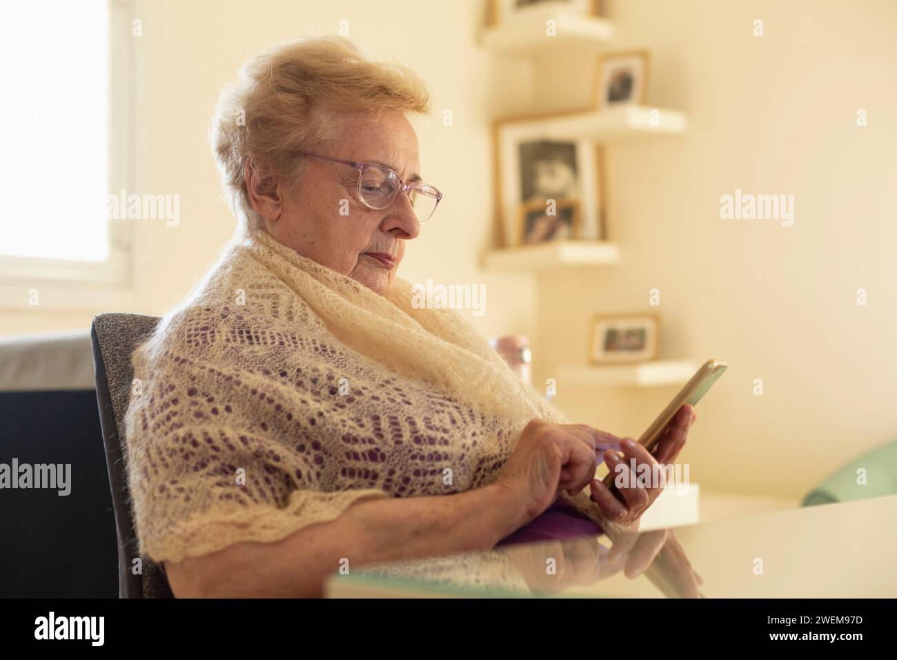 Side shot surfer woman hi-res stock photography and images - Alamy