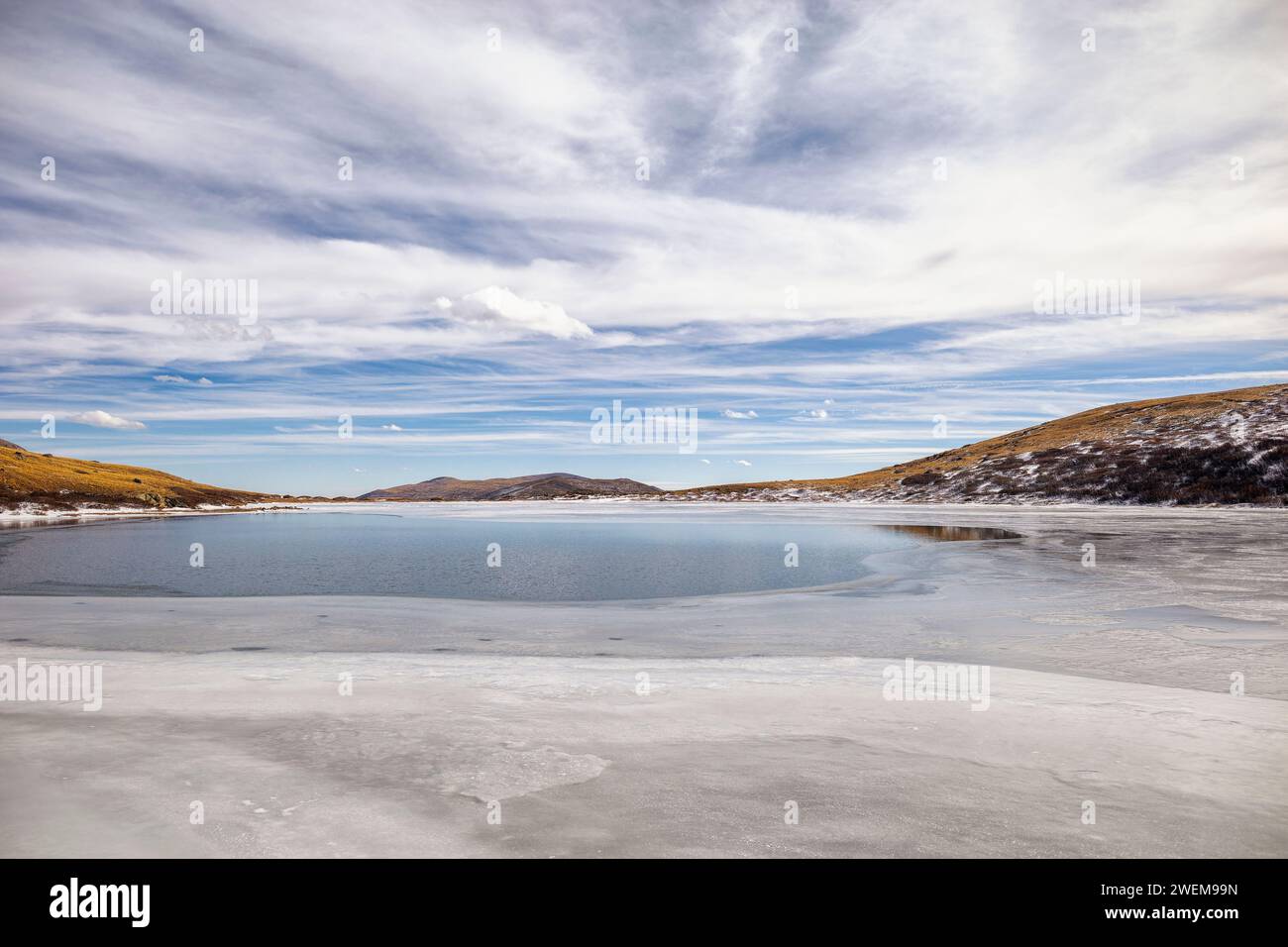 Altitude frozen lake hi-res stock photography and images - Alamy