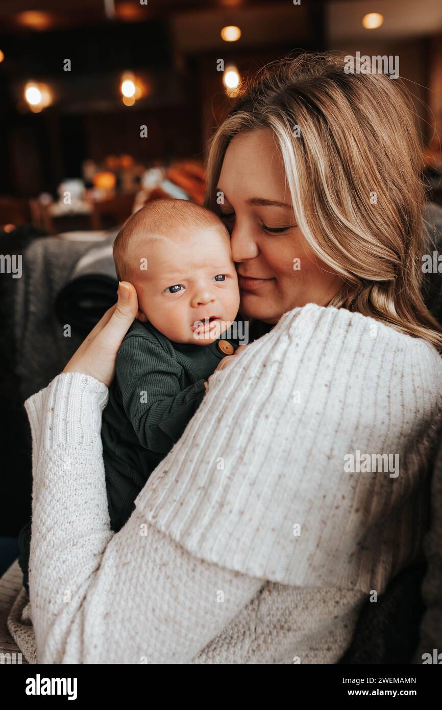 Cuddles hi-res stock photography and images - Alamy