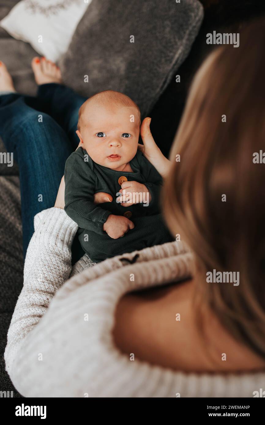 Stilvolle Baby Von Couch Gefallen Bilder