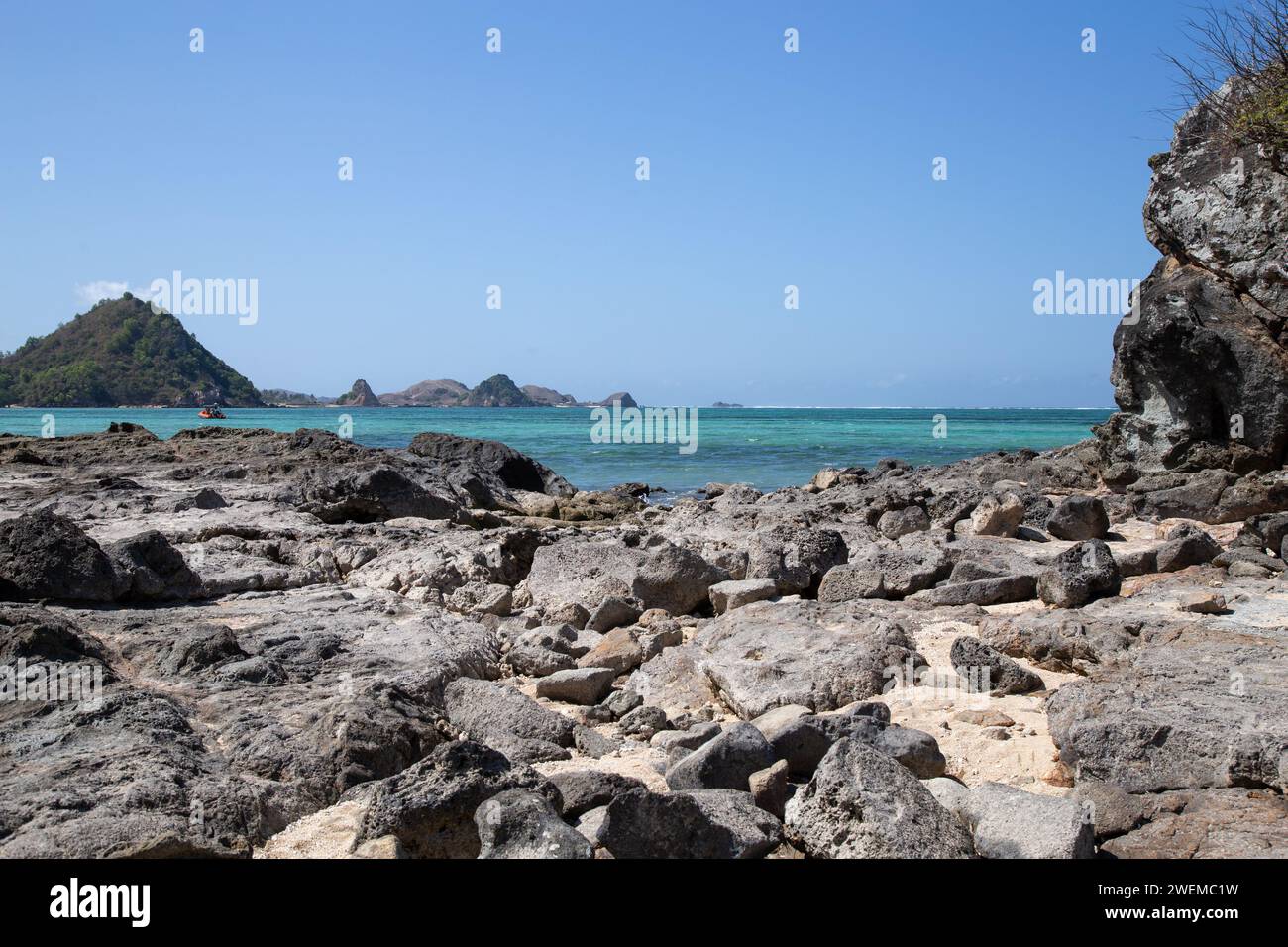 Intertidal zone of a beach with turquoise waters in south Lombok Stock ...