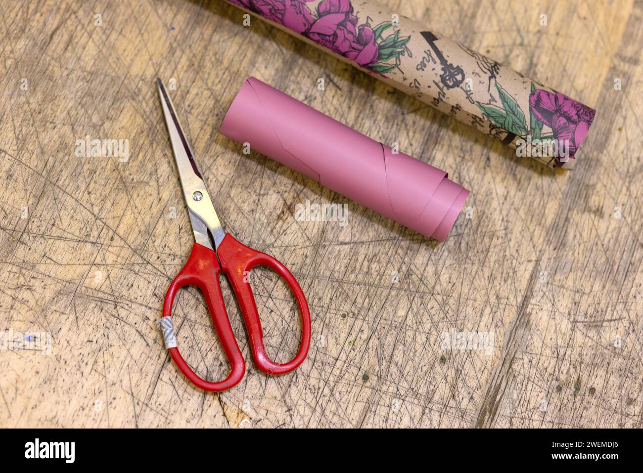 Florist rolls paper on table hi-res stock photography and images - Alamy