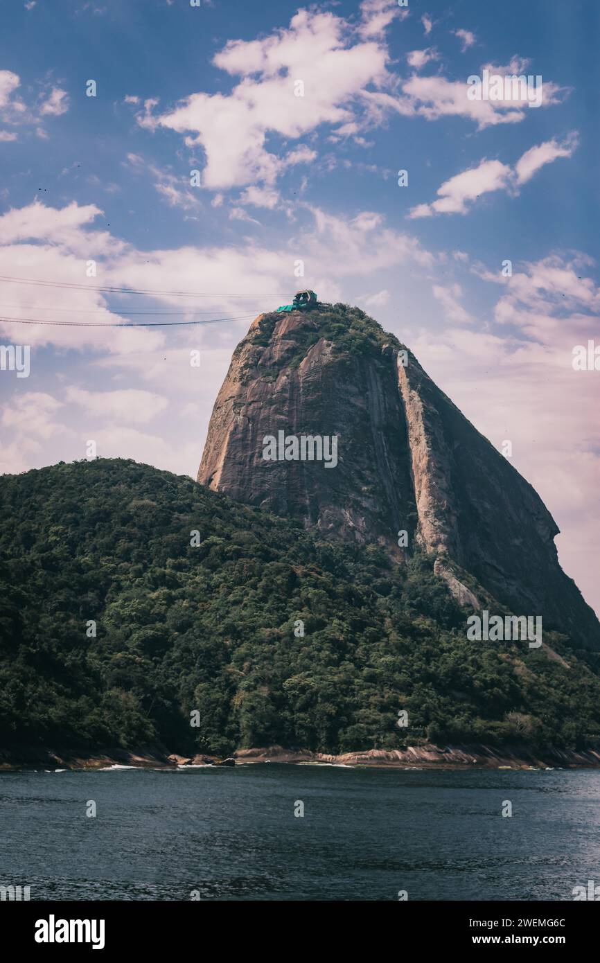 Sugar loaf rio gondola hi-res stock photography and images - Alamy