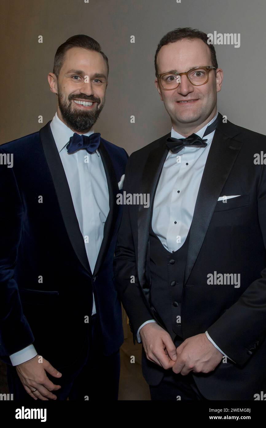 Bundesgesundheitsminister Jens Spahn re. mit Partner Daniel Funke ...