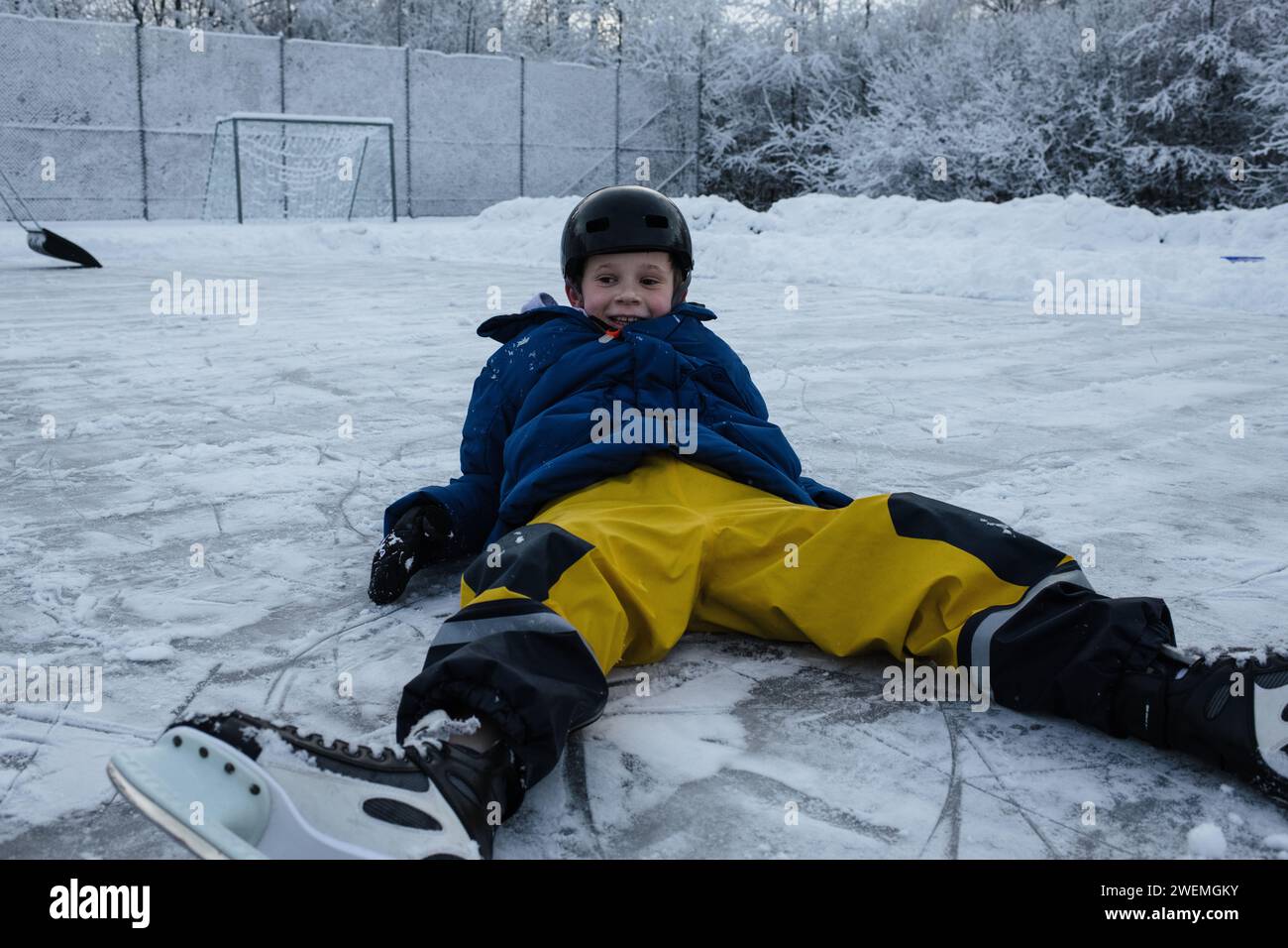 Little girl on the ice rink hi-res stock photography and images - Alamy