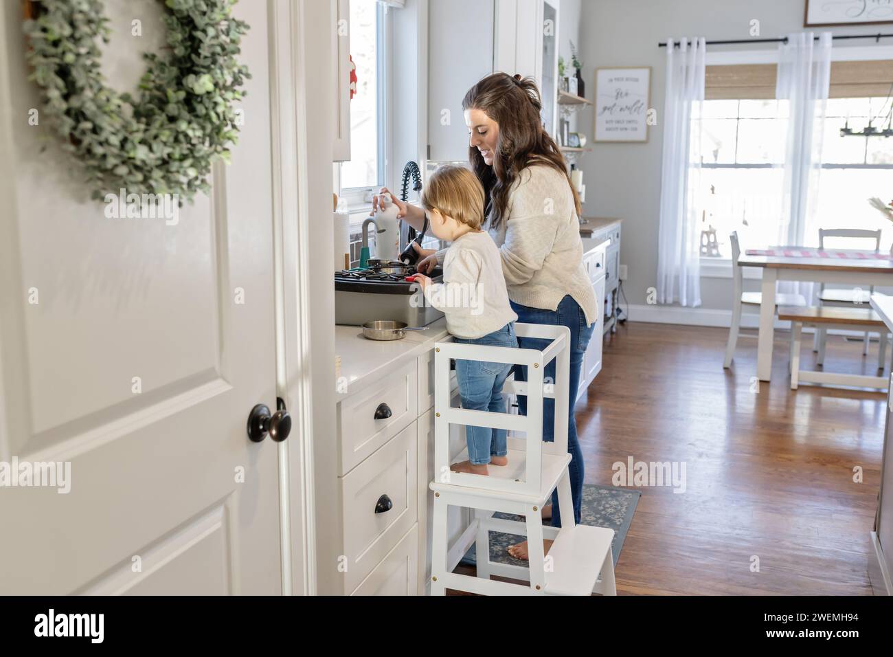Toddler Girl Helping Mom Wash Dishes at Sink Stock Photo - Alamy