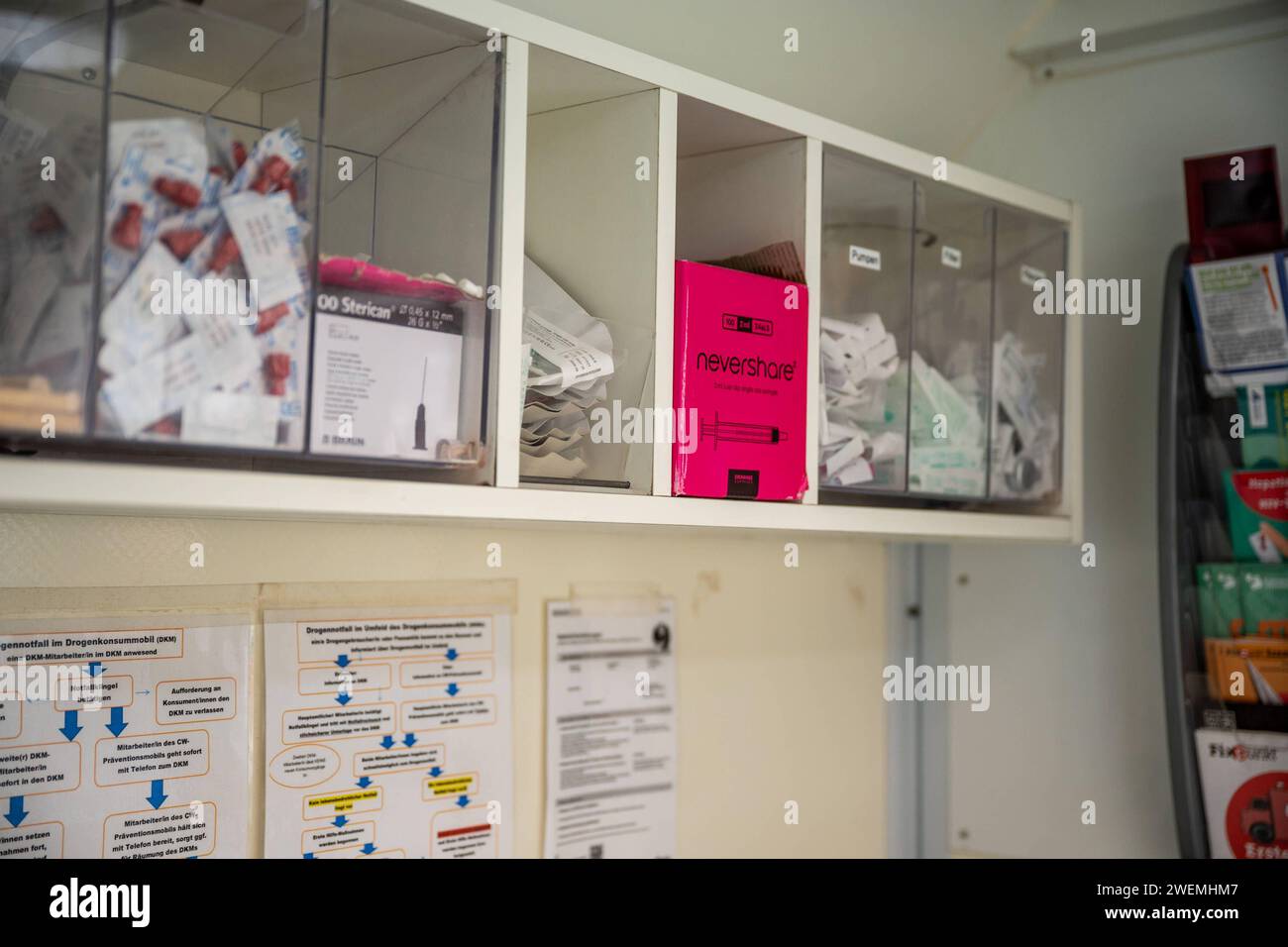 Zu konsumieren hi-res stock photography and images - Alamy