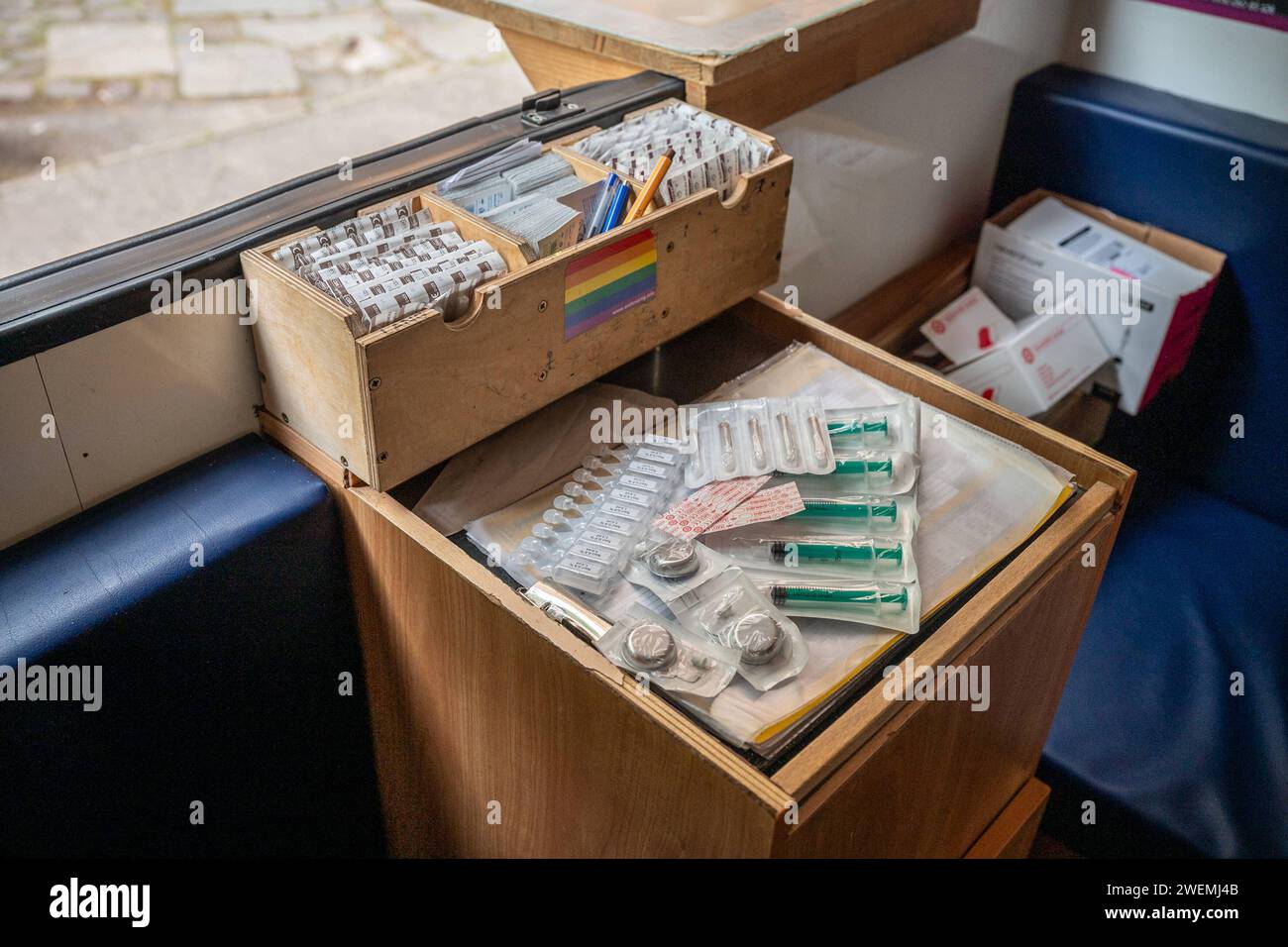 Zu konsumieren hi-res stock photography and images - Alamy