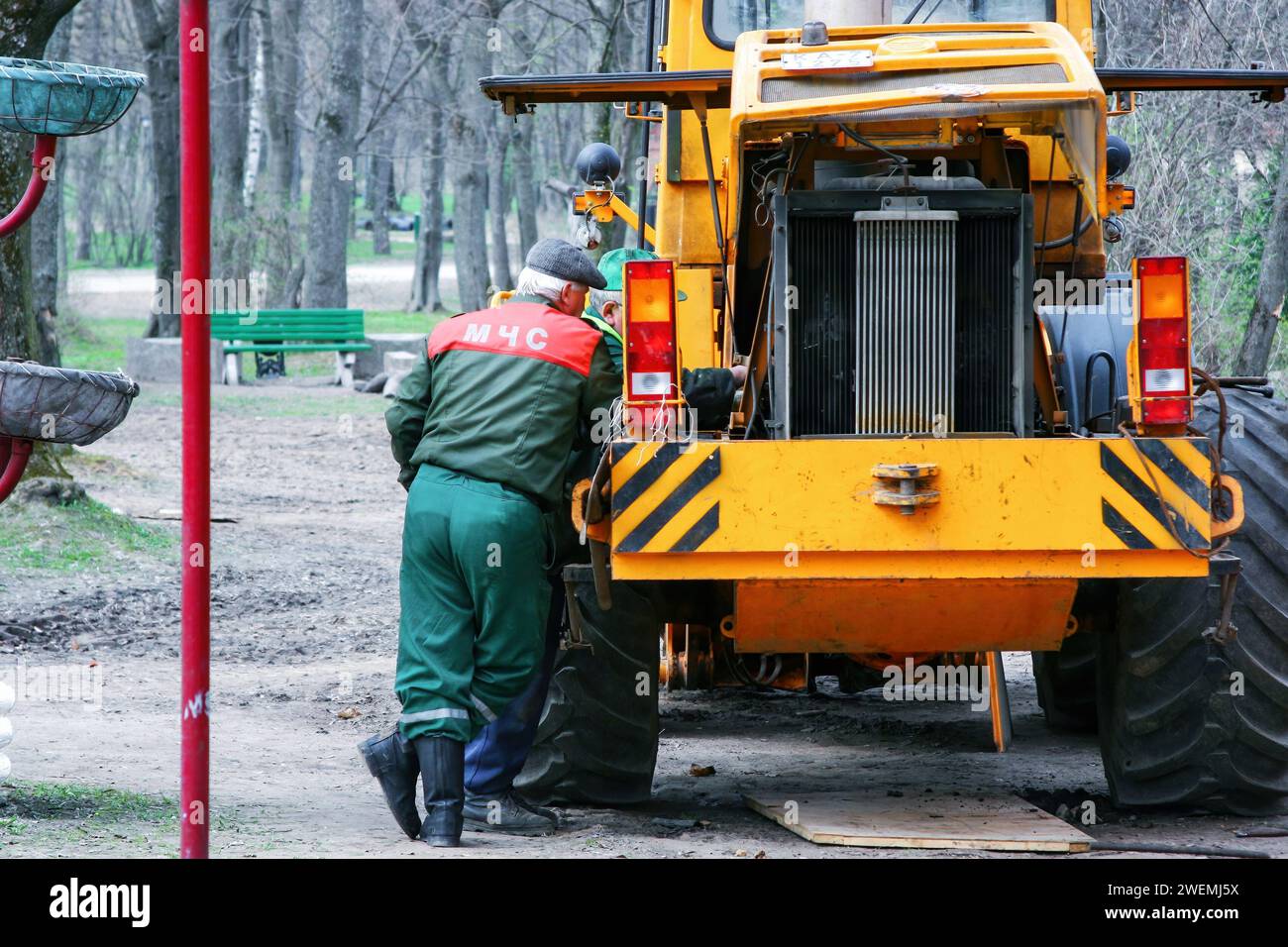 Bulldozer engine hi-res stock photography and images - Alamy