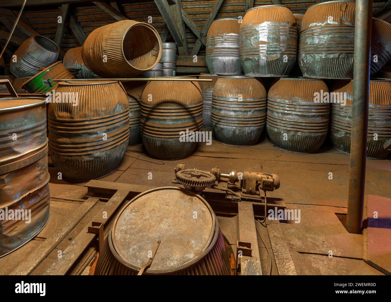 Closing device for bronze powder barrel in a metal powder mill, founded ...
