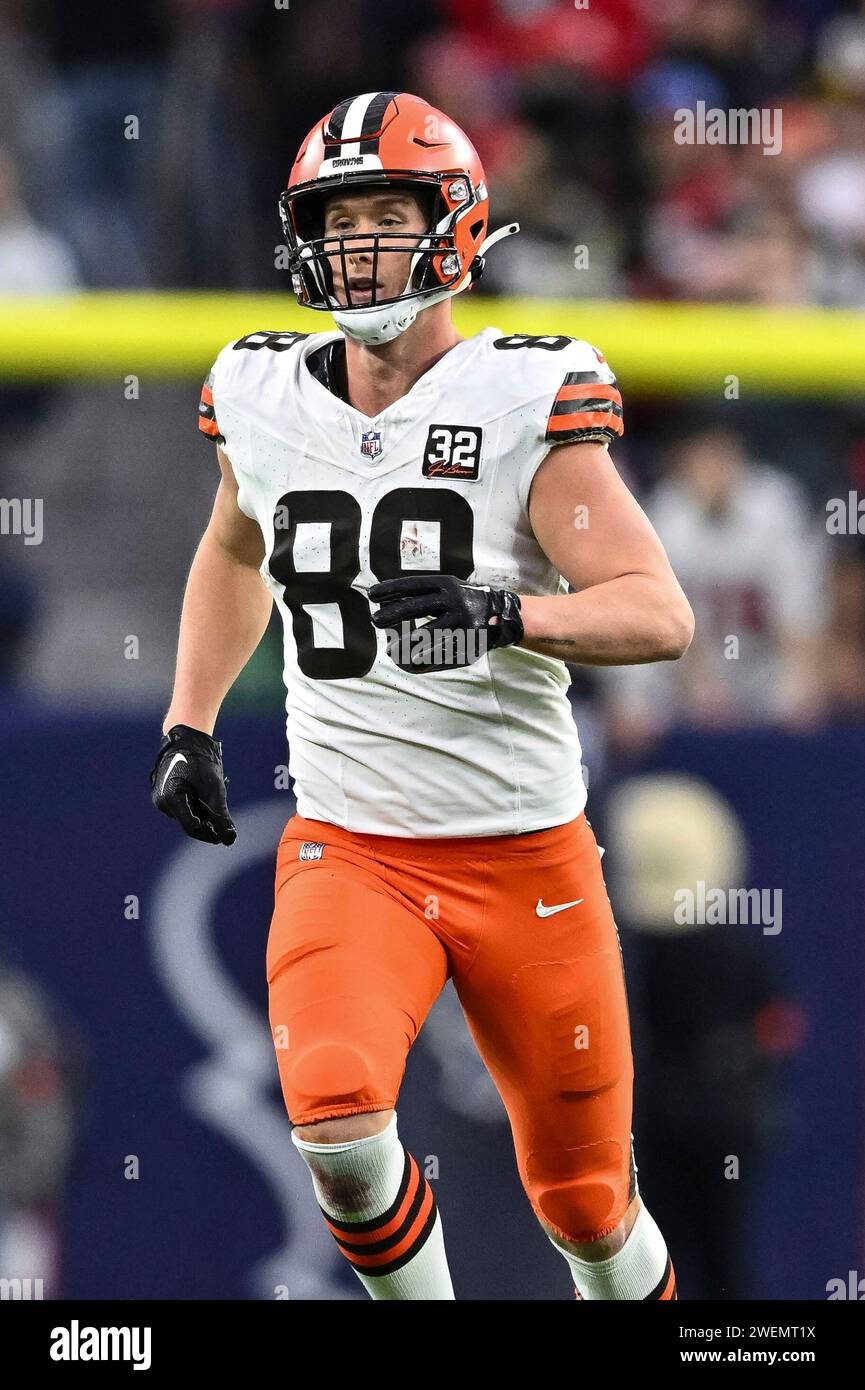 Cleveland Browns tight end Harrison Bryant (88) runs down field against ...