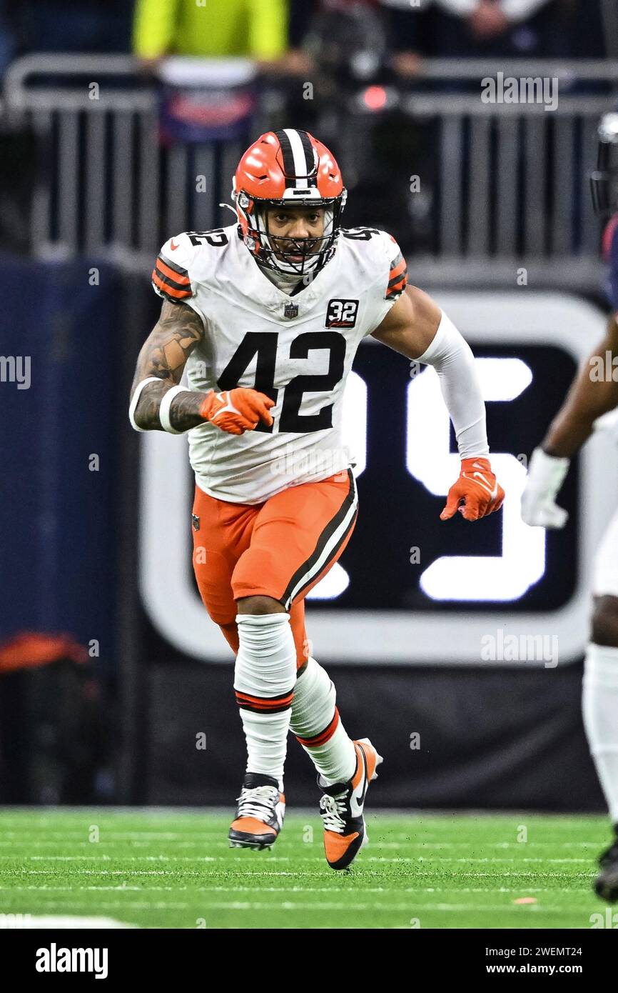 Cleveland Browns linebacker Tony Fields II (42) runs down field against ...
