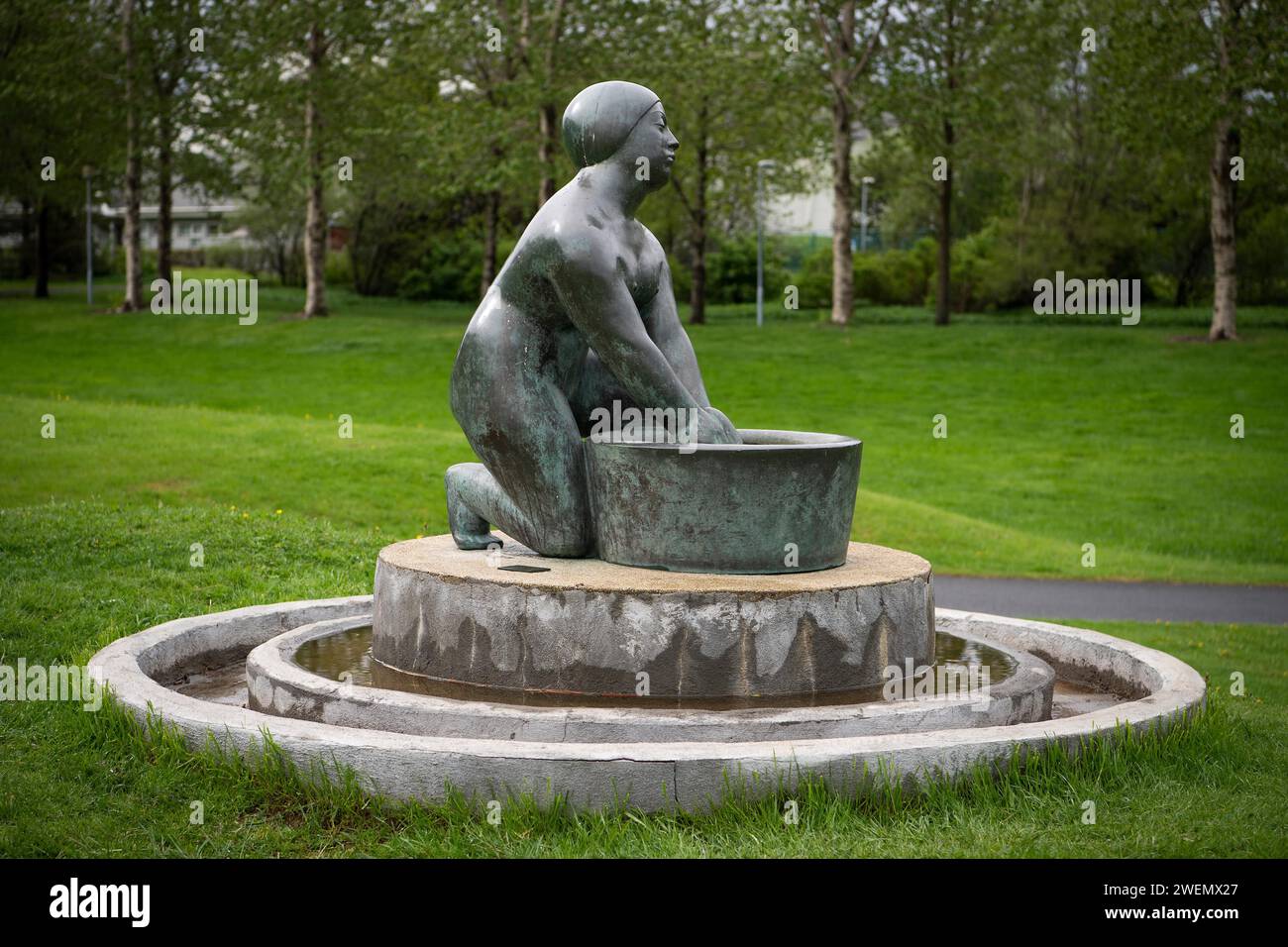 Sculpture of a washerwoman, Reykjavik, Iceland Stock Photo - Alamy
