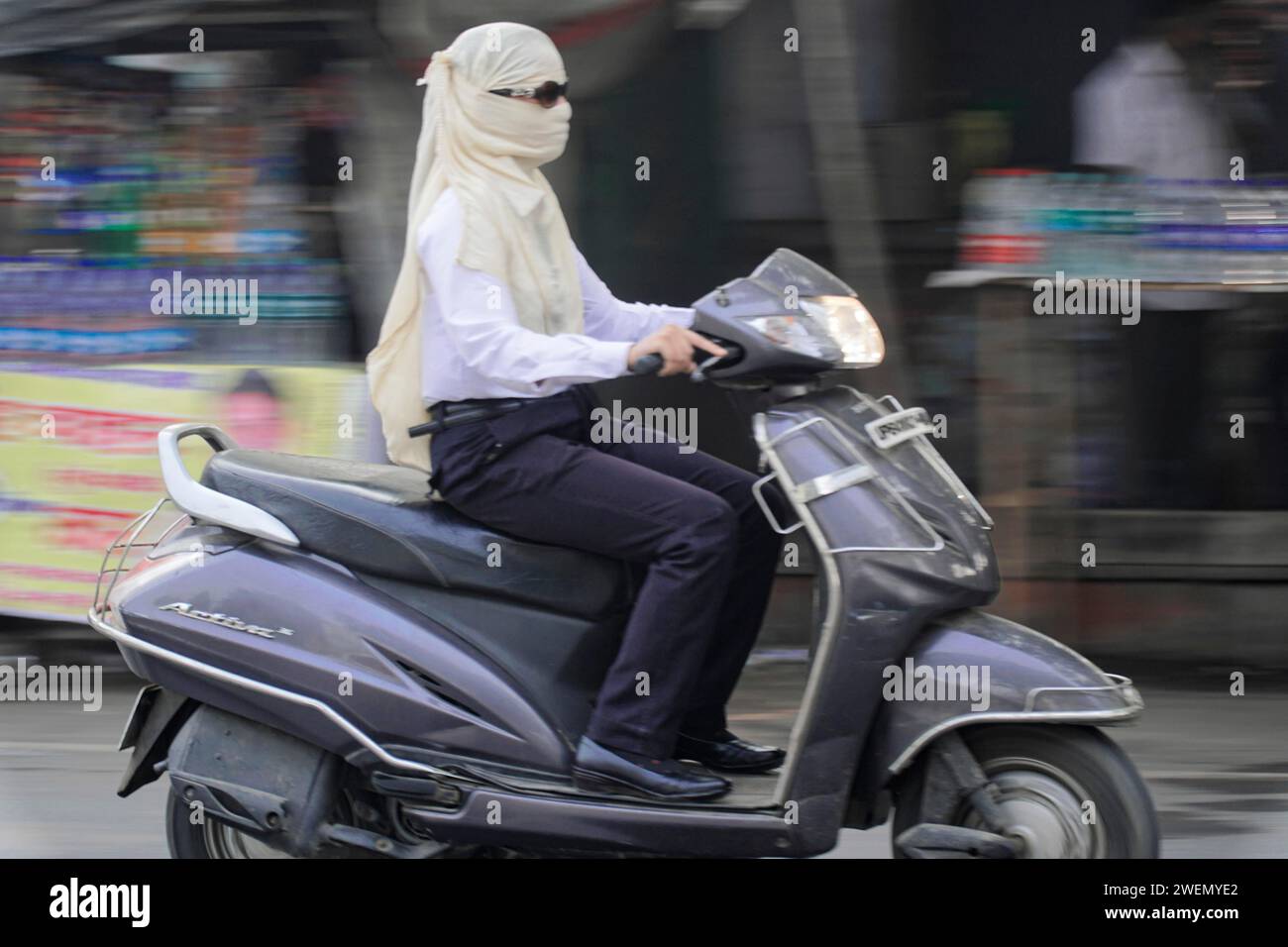 India two wheeler hi-res stock photography and images - Alamy