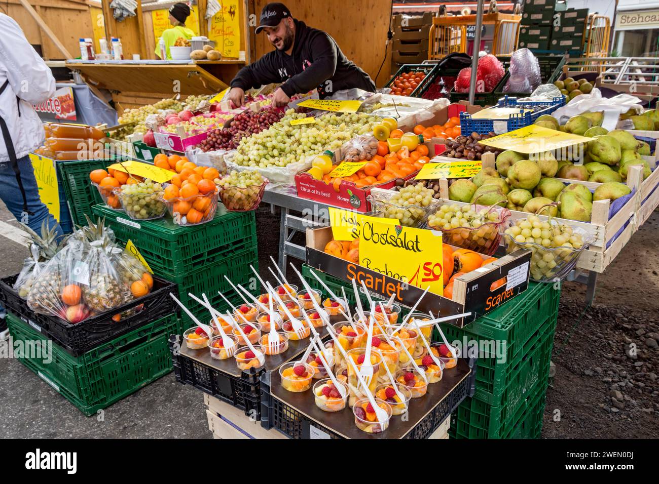 Fruit and ready-to-eat fruit salad in cups, market stall, folk festival ...