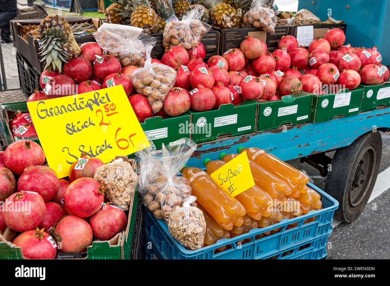 Pomegranates on offer, fruit, market stall, Kalter Markt fair, Kaale ...