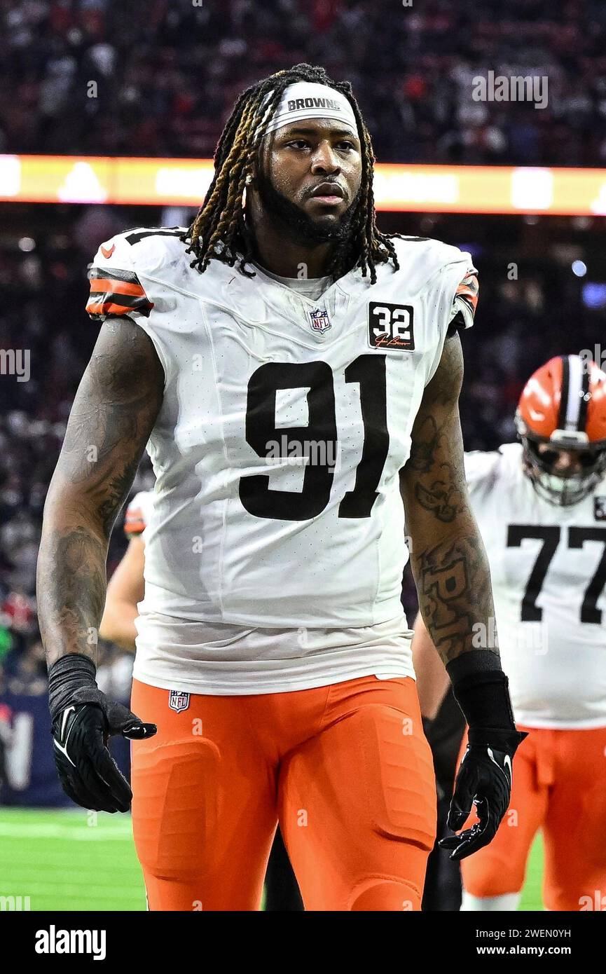Cleveland Browns defensive end Alex Wright (91) exits the field at the ...