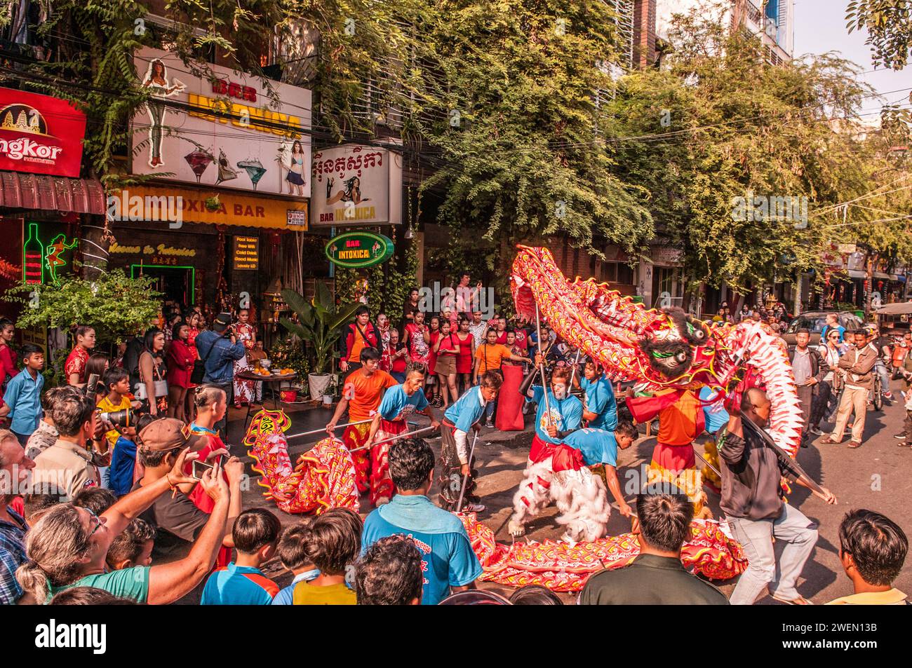Dragon dance scenes hi-res stock photography and images - Alamy