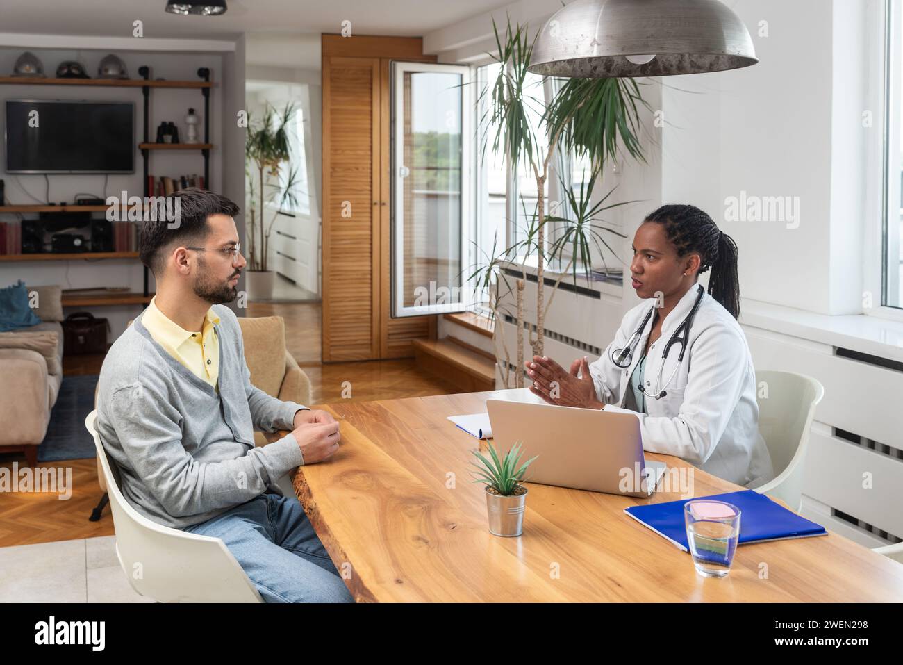 Doctor sick note hi-res stock photography and images - Alamy