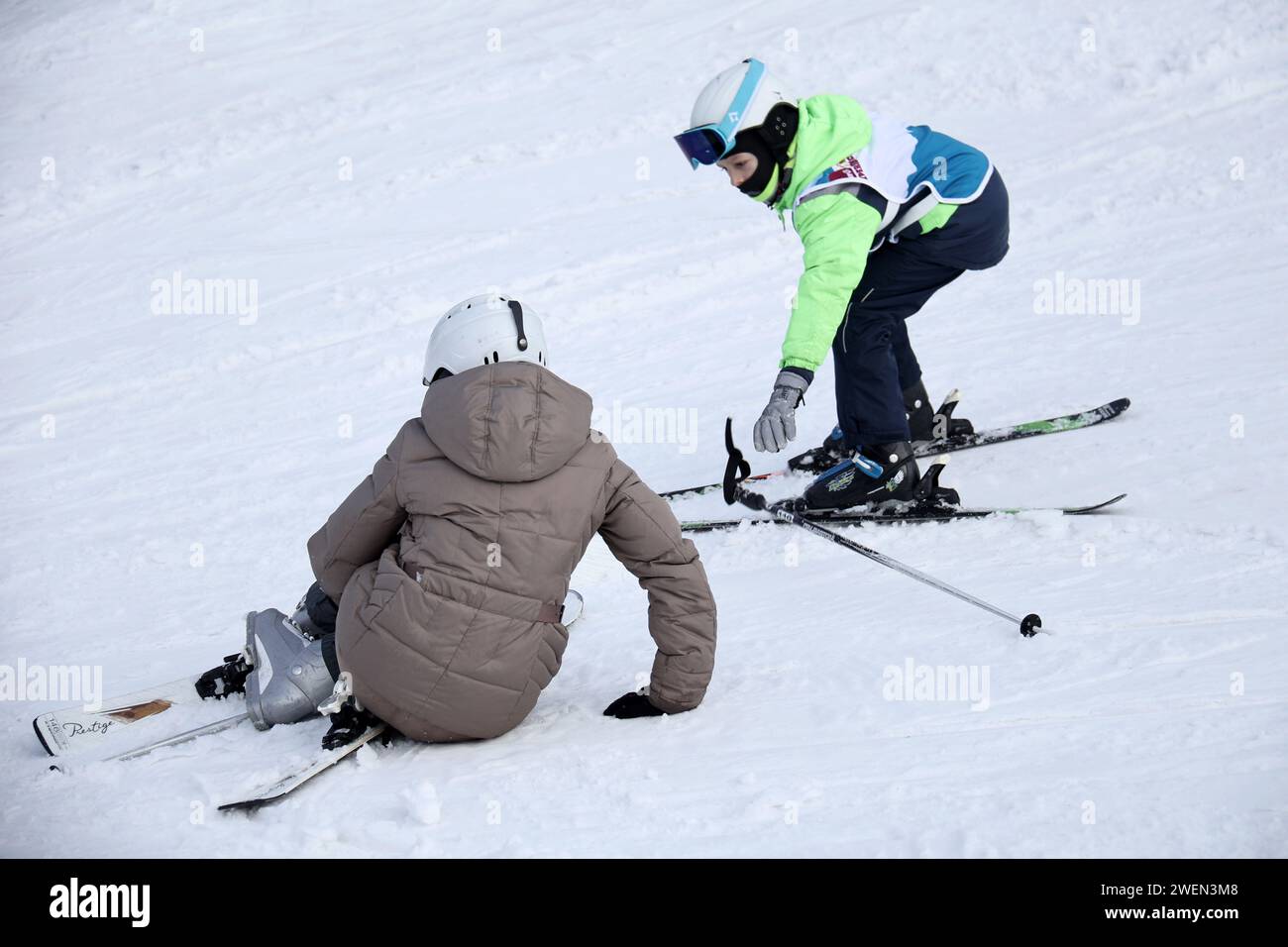 Non Exclusive: KYIV, UKRAINE - JANUARY 24, 2024 - Children go skiing in ...