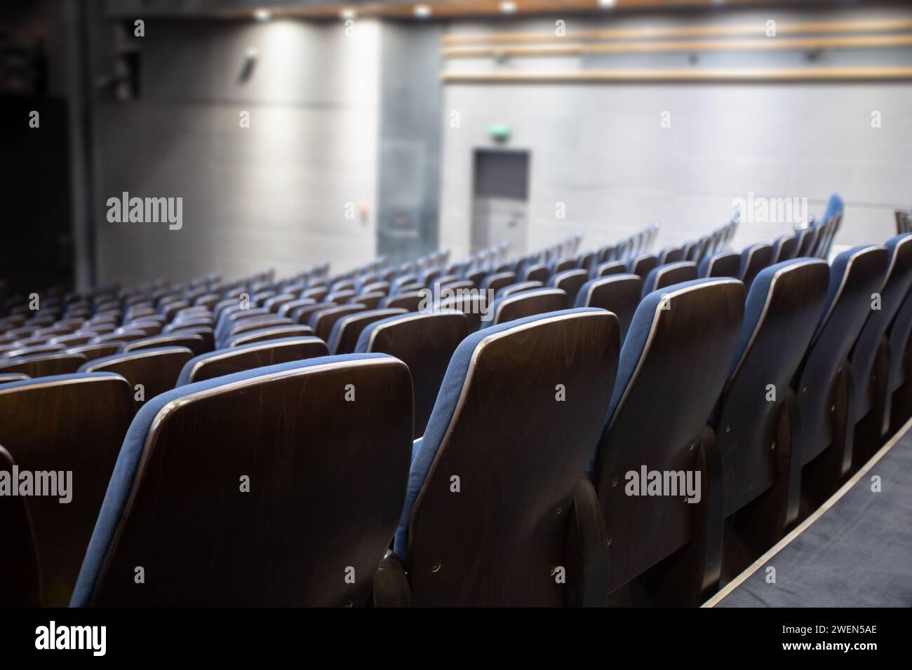 Empty theater seats hi-res stock photography and images - Alamy