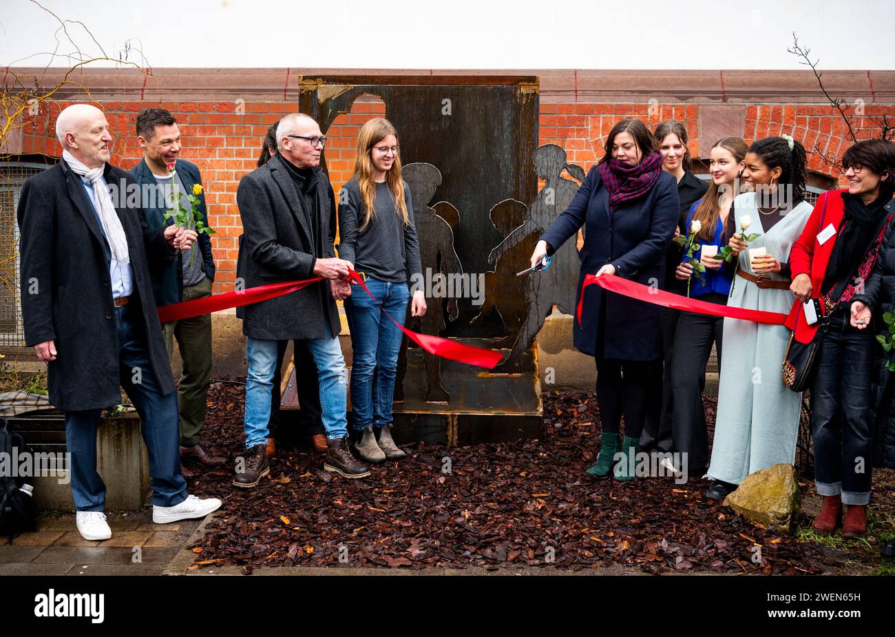 Hamburg, Germany. 26th Jan, 2024. Ulf Petersen, sculptor (3rd from left ...