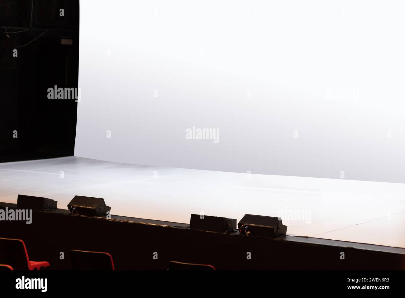 Empty theatre stage hi-res stock photography and images - Alamy