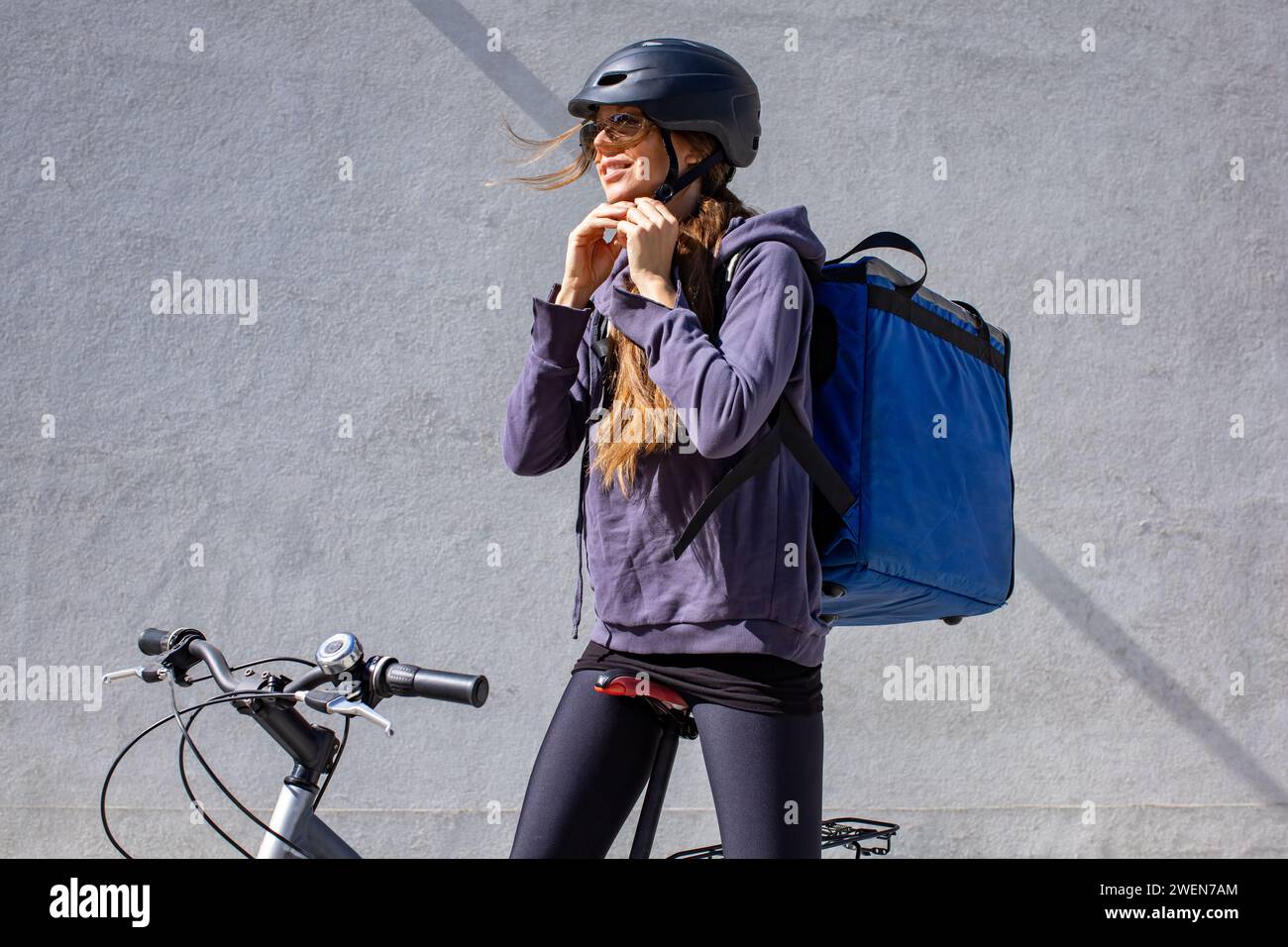 Bicycle courier female hi-res stock photography and images - Alamy