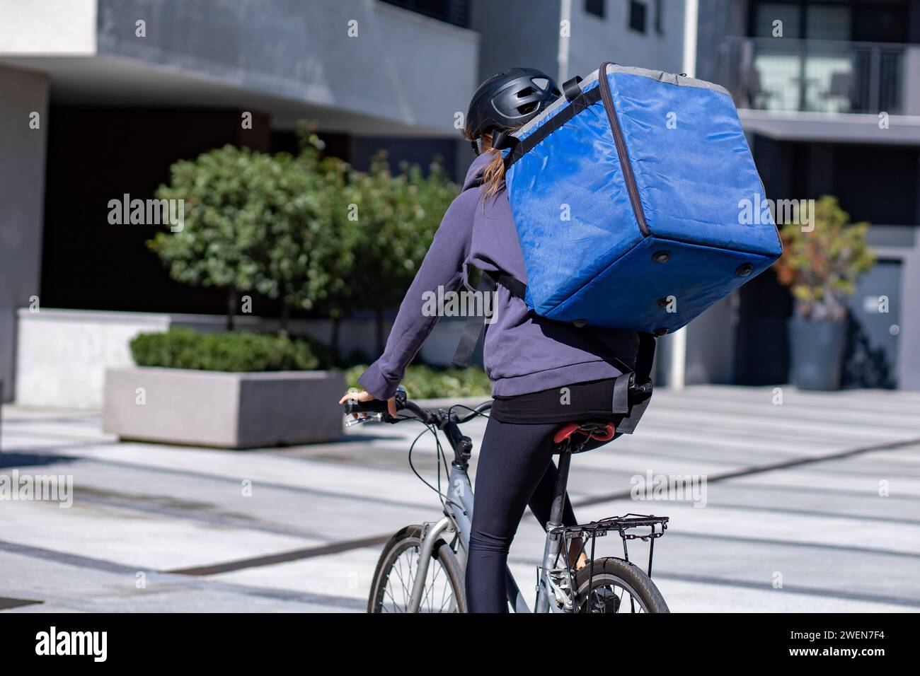 Bicycle courier female traffic hi-res stock photography and images - Alamy