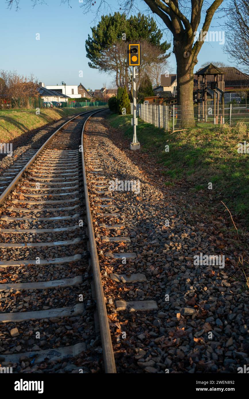 Bahnschiene einspurig mit Signal Stock Photo - Alamy
