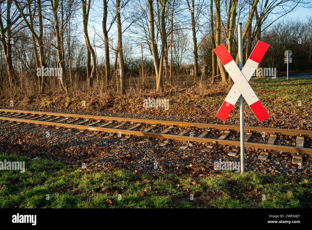 Andreaskreuz an Bahnschiene Stock Photo - Alamy