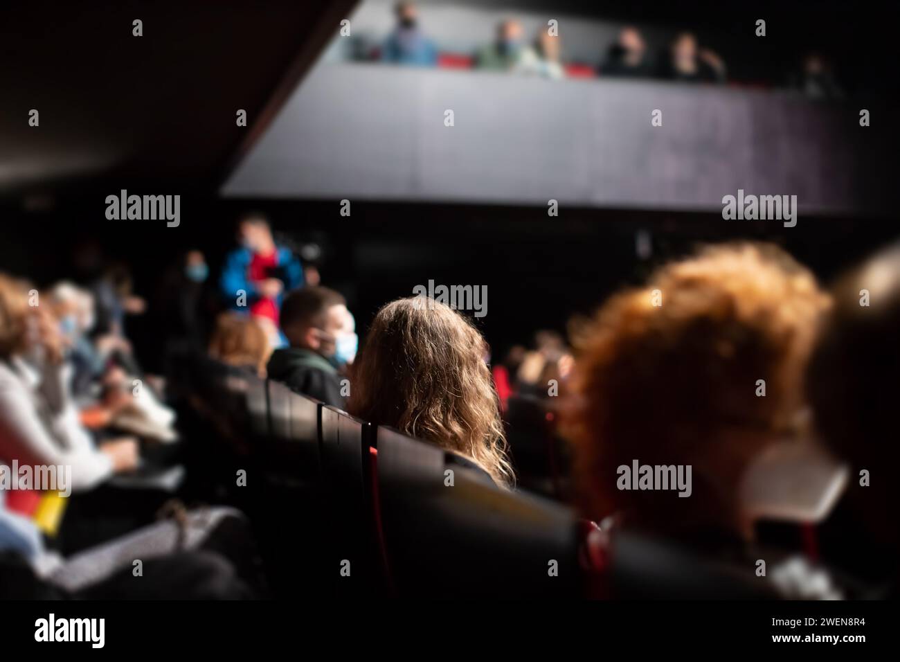 People dancing listening watching hi-res stock photography and images ...