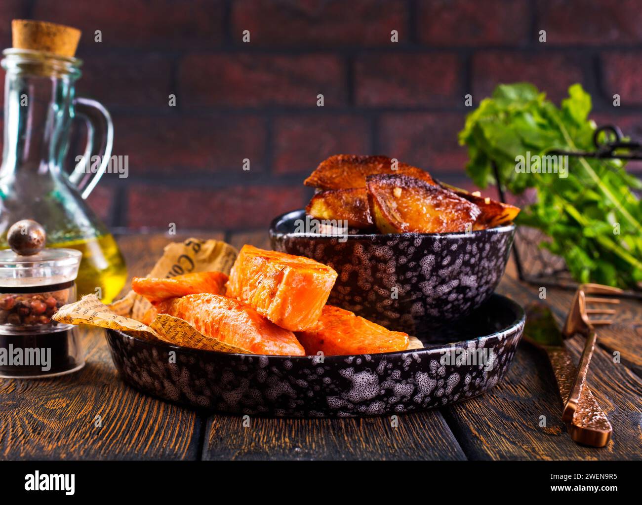 Eating fish and chips out of paper hi-res stock photography and images ...