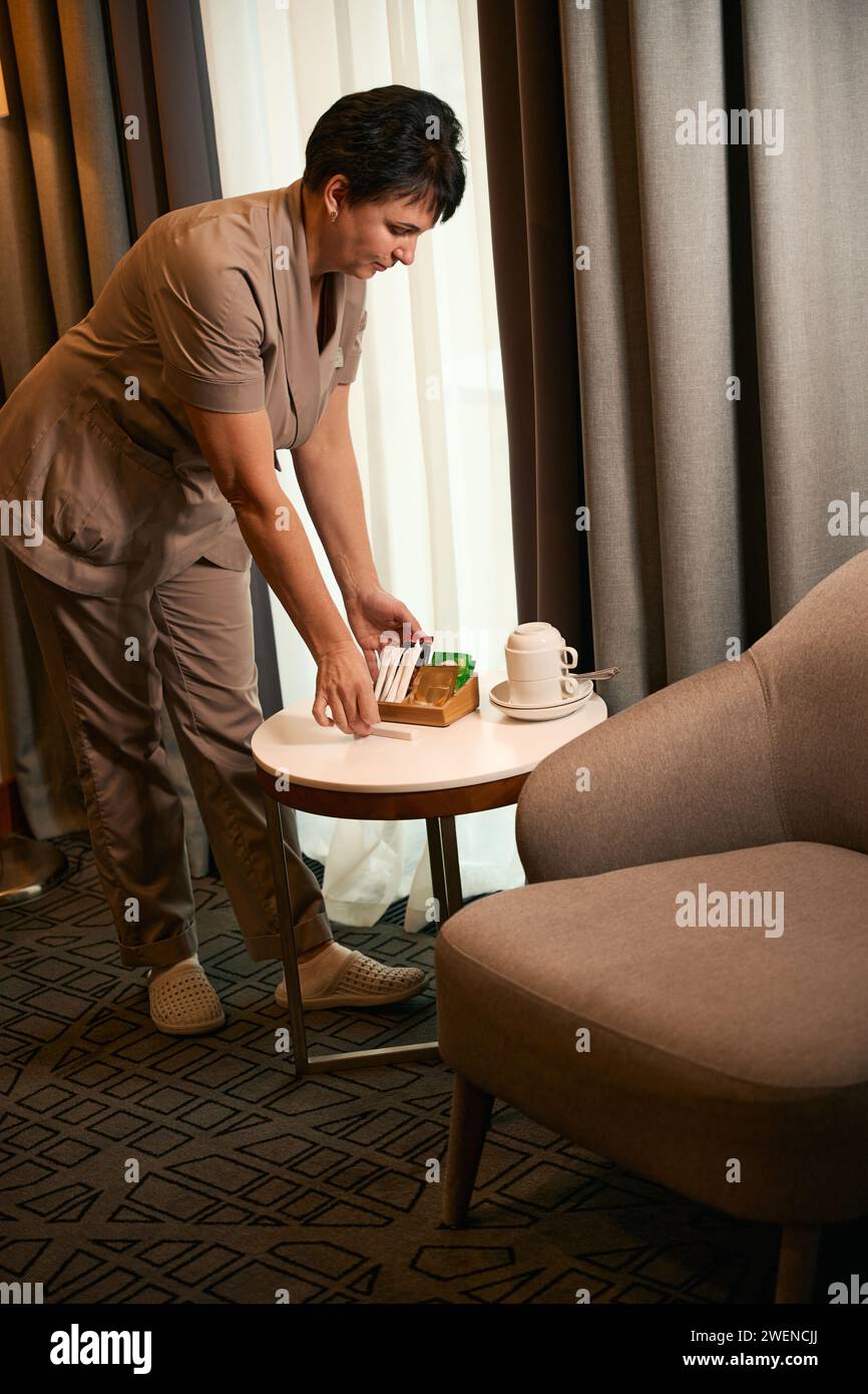 Tidying up the workplace hi-res stock photography and images - Alamy