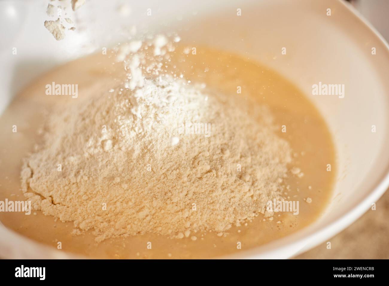 Flour splashing hi-res stock photography and images - Alamy