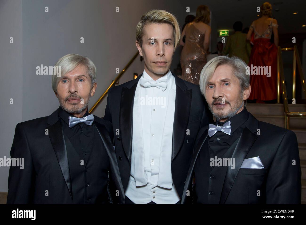 Florian Wess Mitte kommt mit Vater Arnold und Onkel Oskar zum VIP ...