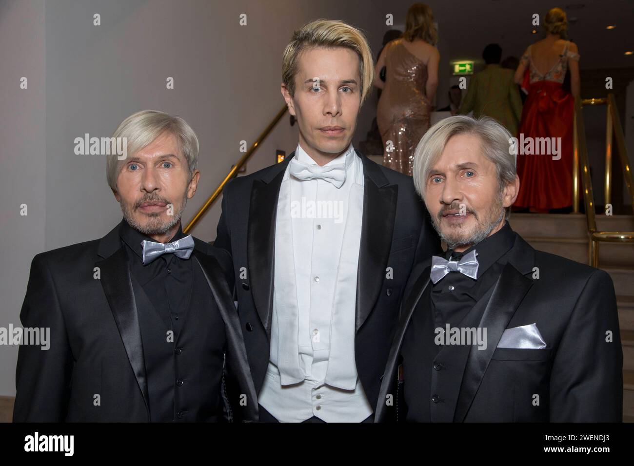 Florian Wess Mitte kommt mit Vater Arnold und Onkel Oskar zum VIP ...