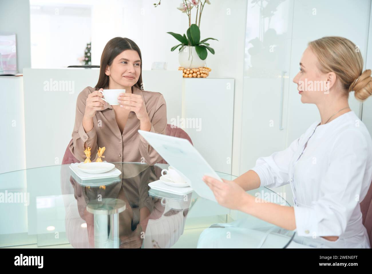 Conversation between doctor and patient in clinic Stock Photo - Alamy