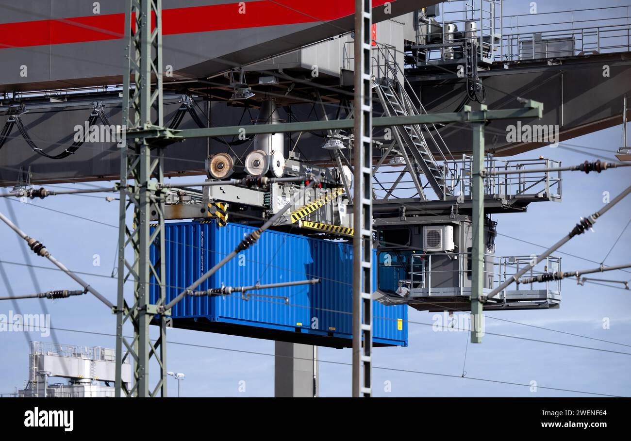 26 January 2024, Bavaria, Munich: Containers are loaded from freight ...
