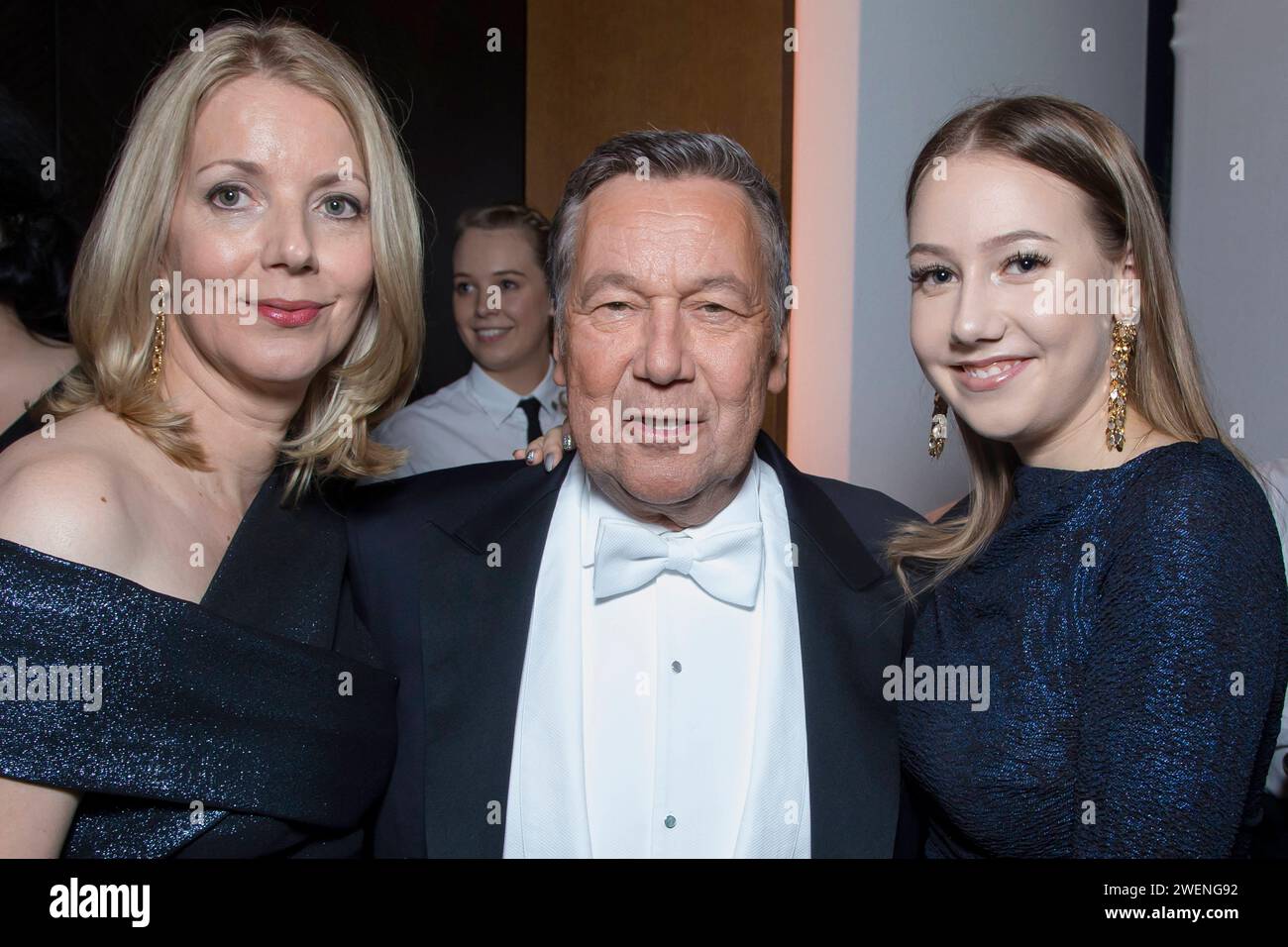 Sänger Roland Kaiser kommt mit Frau Silvia li. und Tochter Annalena re ...