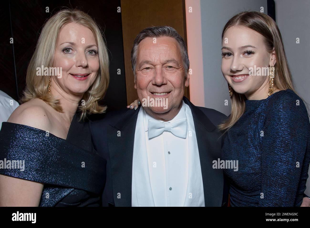 Sänger Roland Kaiser kommt mit Frau Silvia li. und Tochter Annalena re ...