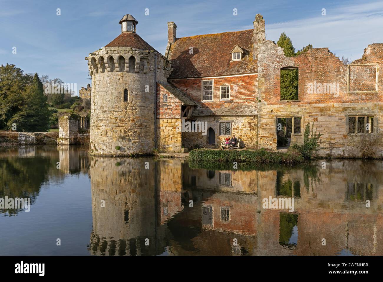 Scotney Castle ruins with water reflection on the castle moat ...