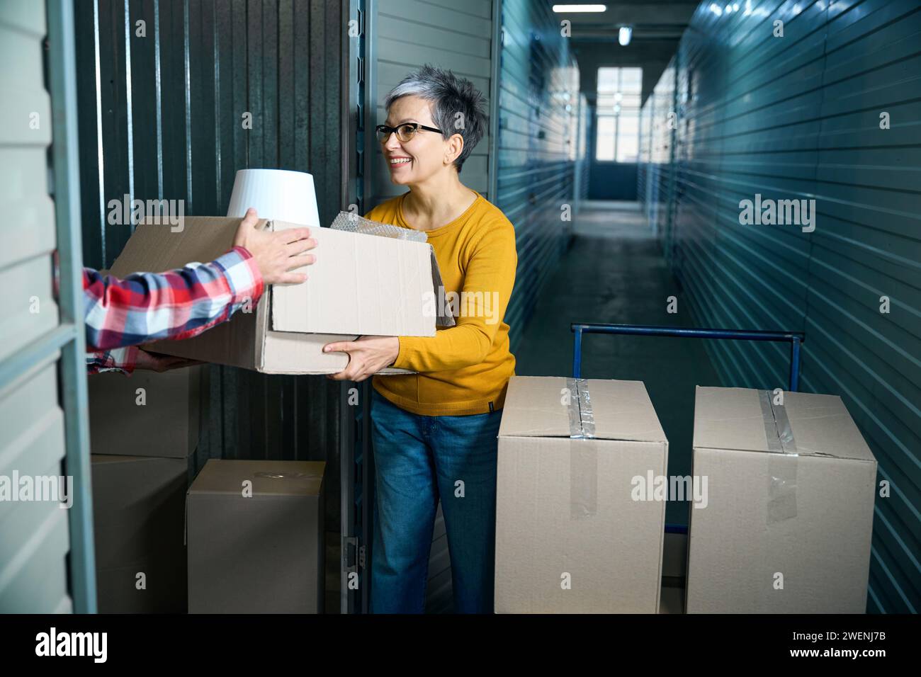 Car packed with boxes hi-res stock photography and images - Alamy