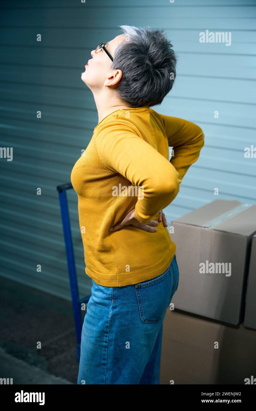 Men transporting cardboard hi-res stock photography and images - Alamy