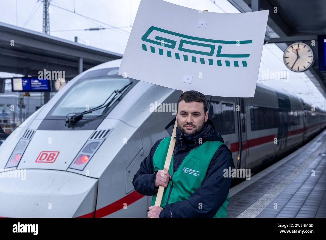 Streikteilnemer der GDL am Dortmunder Hauptbahnhof. 26.01.2024, EU, DEU ...