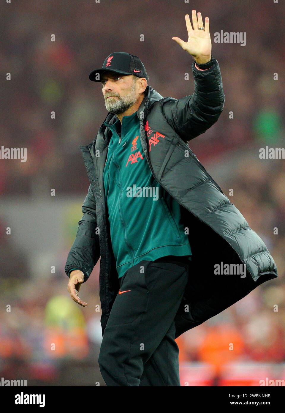 Jurgen klopp premier league trophy hi-res stock photography and images ...
