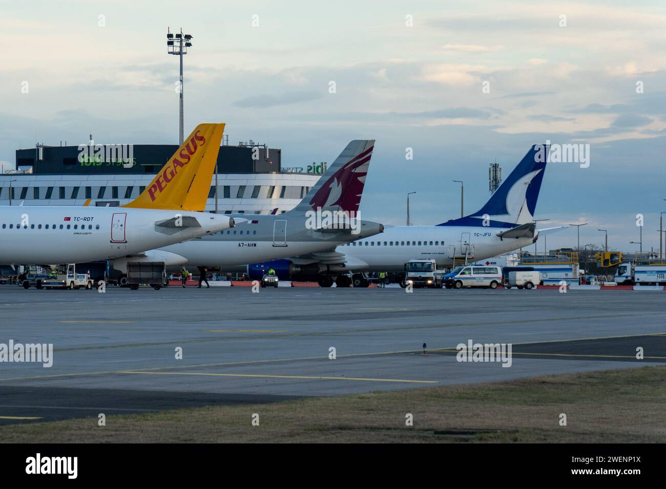 Tailfins plane hi-res stock photography and images - Alamy