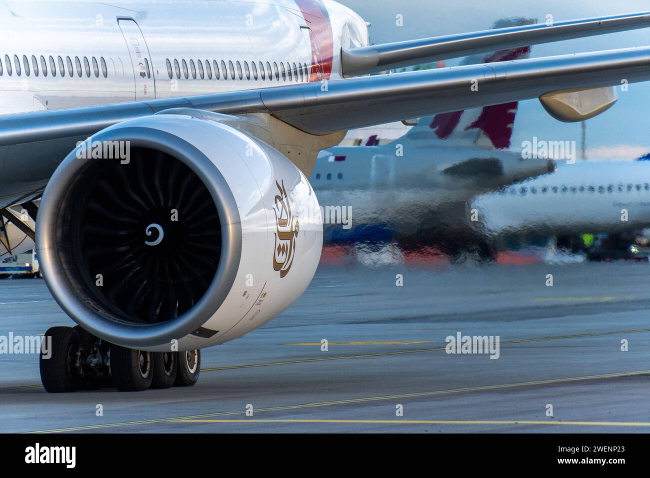 Boeing 777 engine power on Stock Photo - Alamy