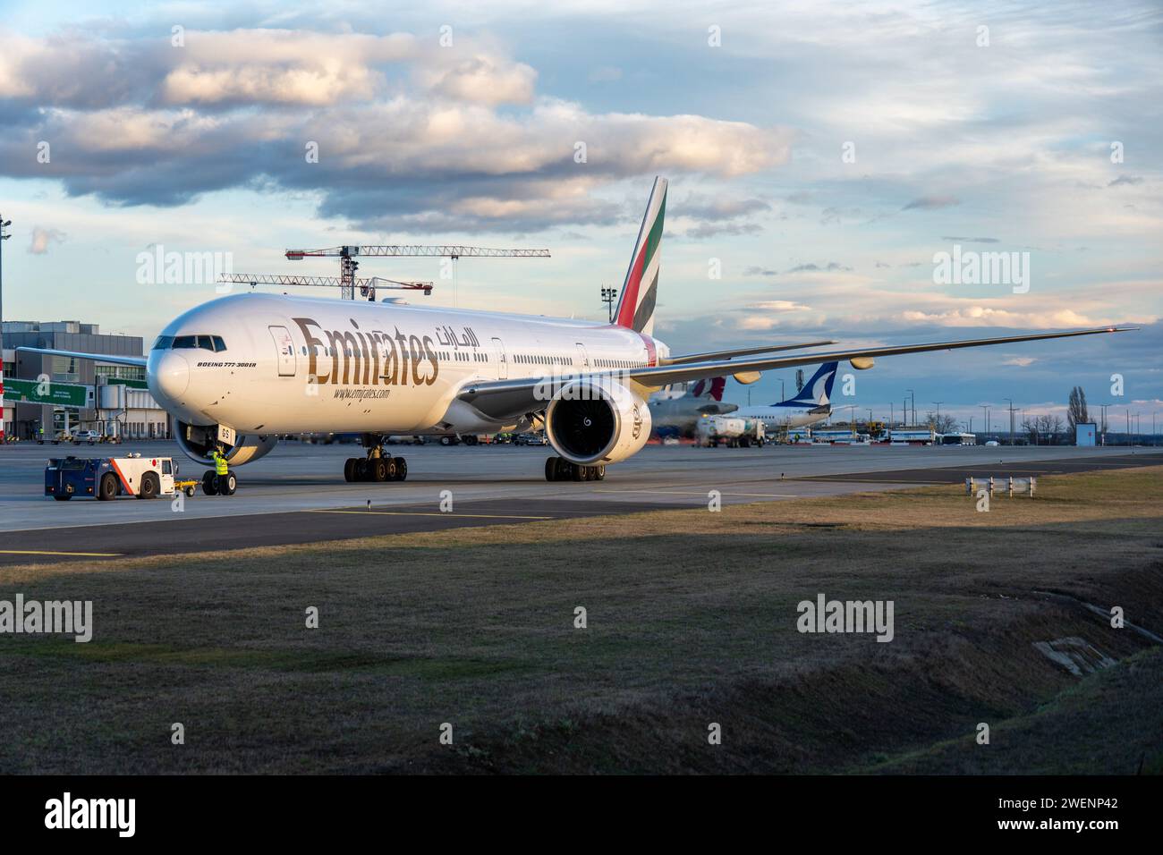 Emirates Boeing 777 push back in progress Stock Photo - Alamy